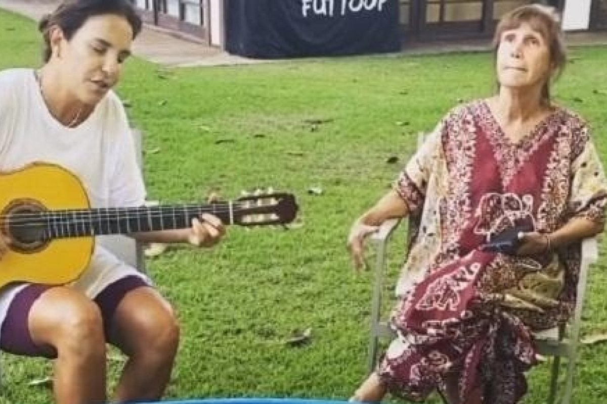 Em Praia Do Forte Ivete Sangalo Canta Para A Tia E As Filhas Gêmeas